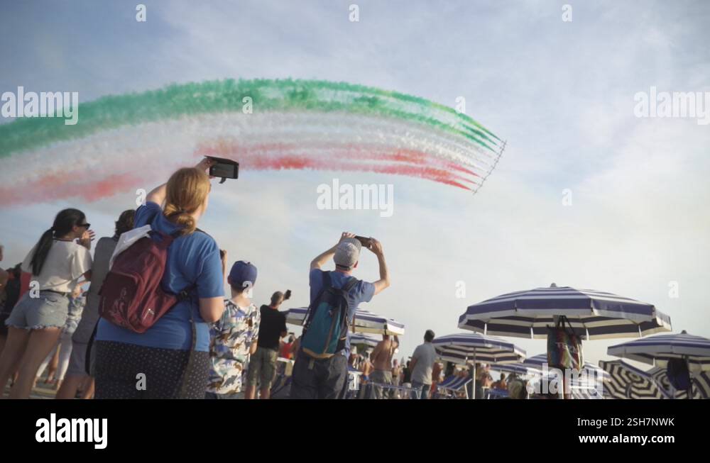 Fly flag Stock Videos & Footage - HD and 4K Video Clips - Alamy