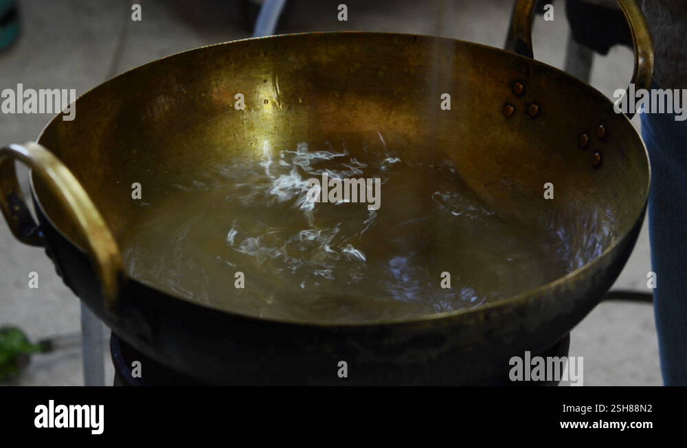Golden pan Stock Videos & Footage - HD and 4K Video Clips - Alamy