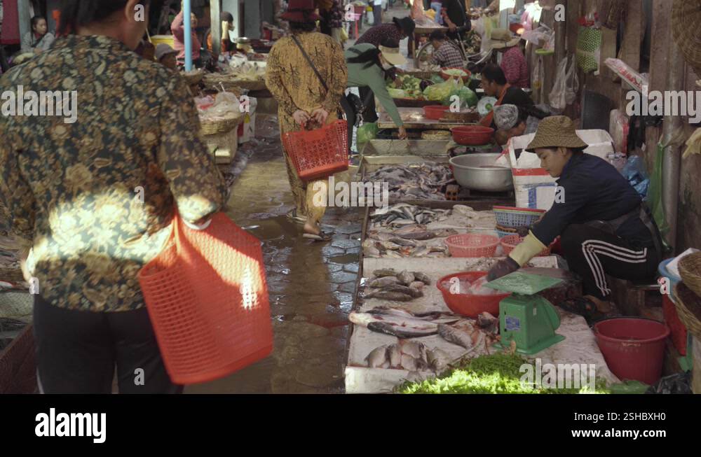 Wet market. Raw meat, pigs head pan to butcher lady chopping Stock ...