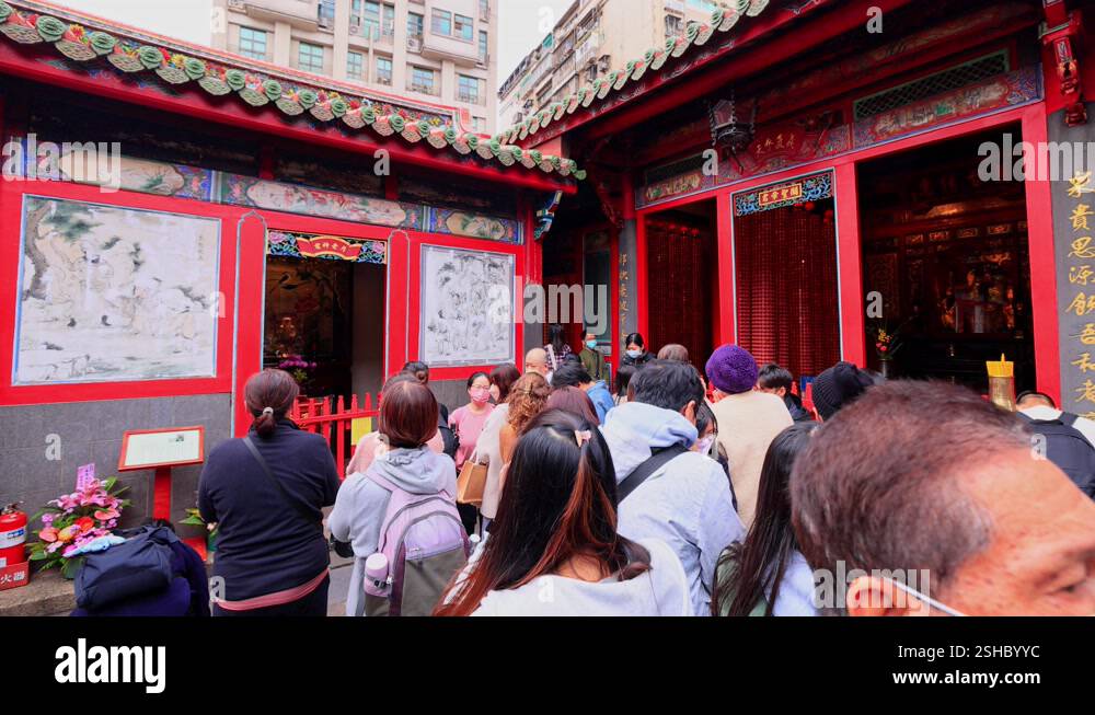 Slow motion shot of many people praying in the Lungshan Temple Stock ...