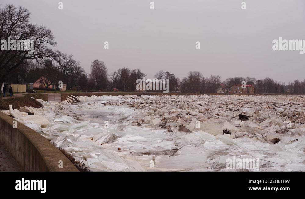 Rising Waters and Ice. A Look at the Dams Peak Water Level and houses ...