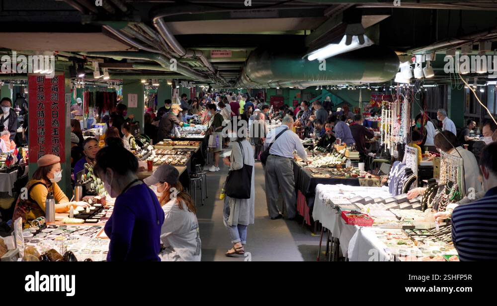 Taipei, Taiwan 30 October 2022: Jianguo weekend Jade Market in Taipei ...