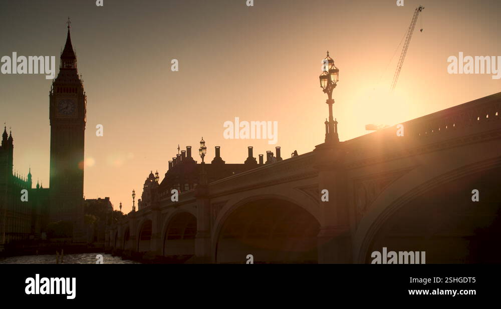 Big Ben, people, red buses con Westminster Bridge at sunset, London ...