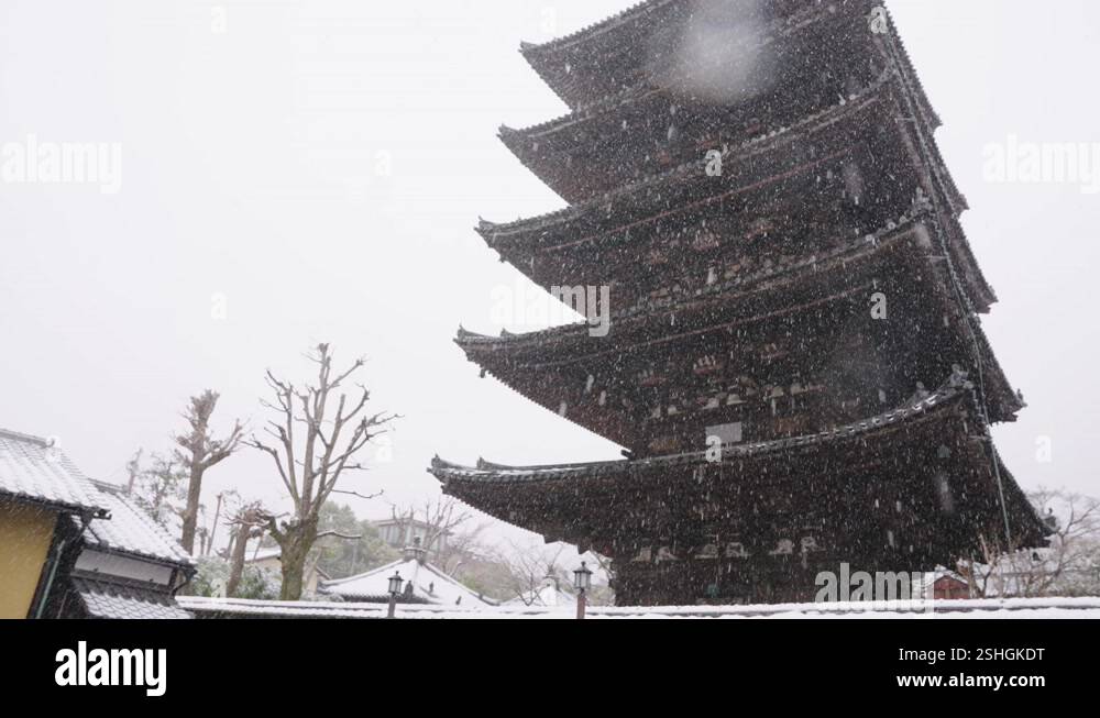 Winter in Japan, Heavy Snow Falling Over Hokan-ji Yasaka Pagoda Stock ...