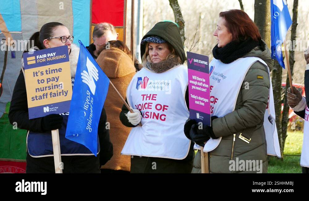 Cold NHS nurses strike for fair pay, wave banners and picket flags ...
