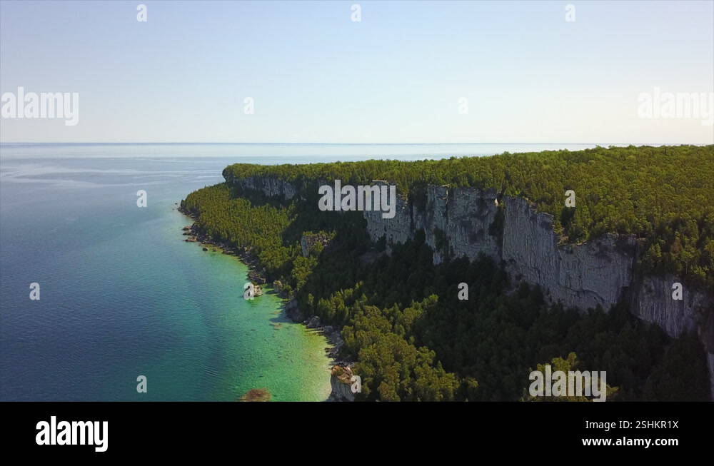 Vertical rocky escarpment cliff on Bruce Peninsula, Georgian Bay Stock ...
