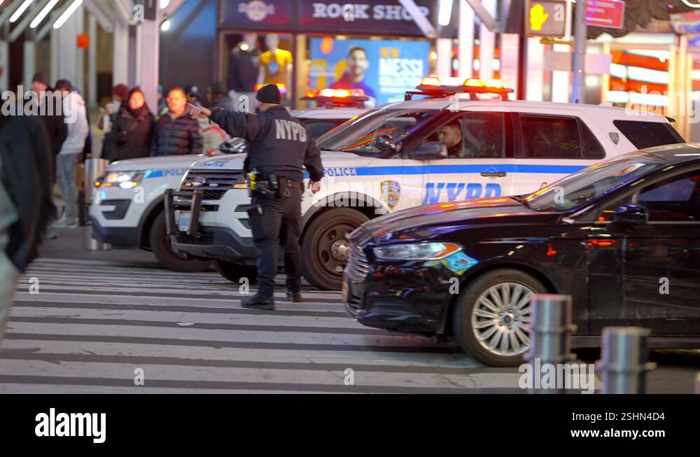 NYPD Police Officers on duty in Manhattan - NEW YORK CITY, USA ...