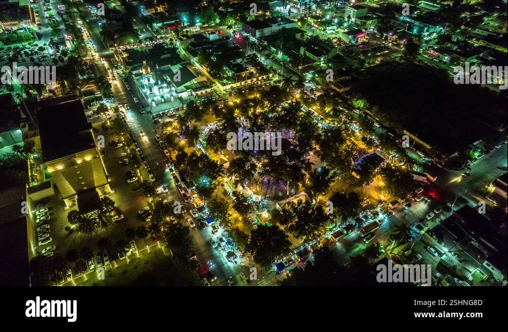 circular view in hyperlapse of a plaza in the center of the city of Los ...