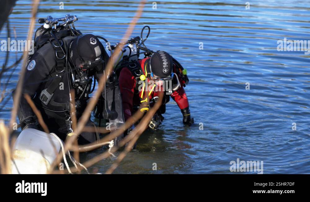 2 people submerged Stock Videos & Footage - HD and 4K Video Clips - Alamy