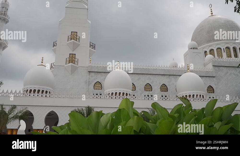 The architecture of the Sheikh Zayed Al-Nahyan Mosque Indonesia was ...