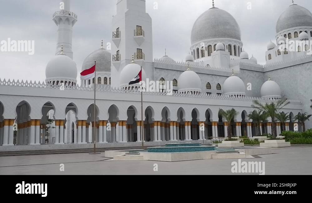 The architecture of the Sheikh Zayed Al-Nahyan Mosque Indonesia was ...