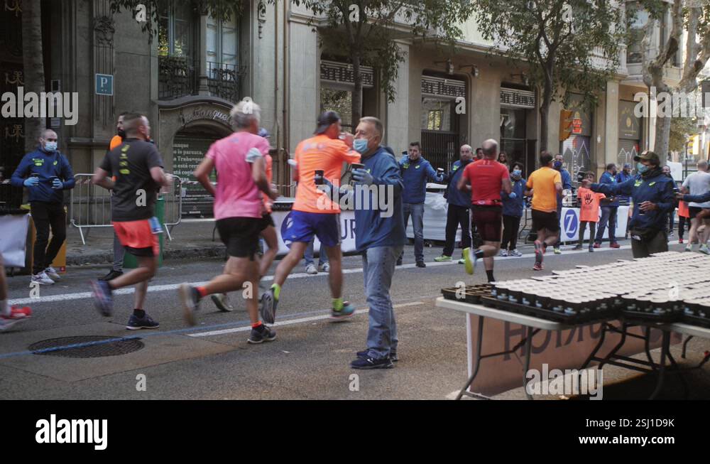 BARCELONA, SPAIN - NOVEMBER 1, 2021: Crowd of runners. Marathon runners ...