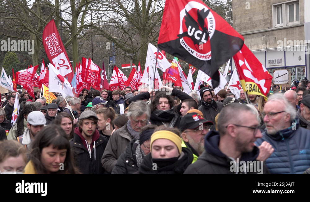 People carrying Trade Union and political flags march during national ...