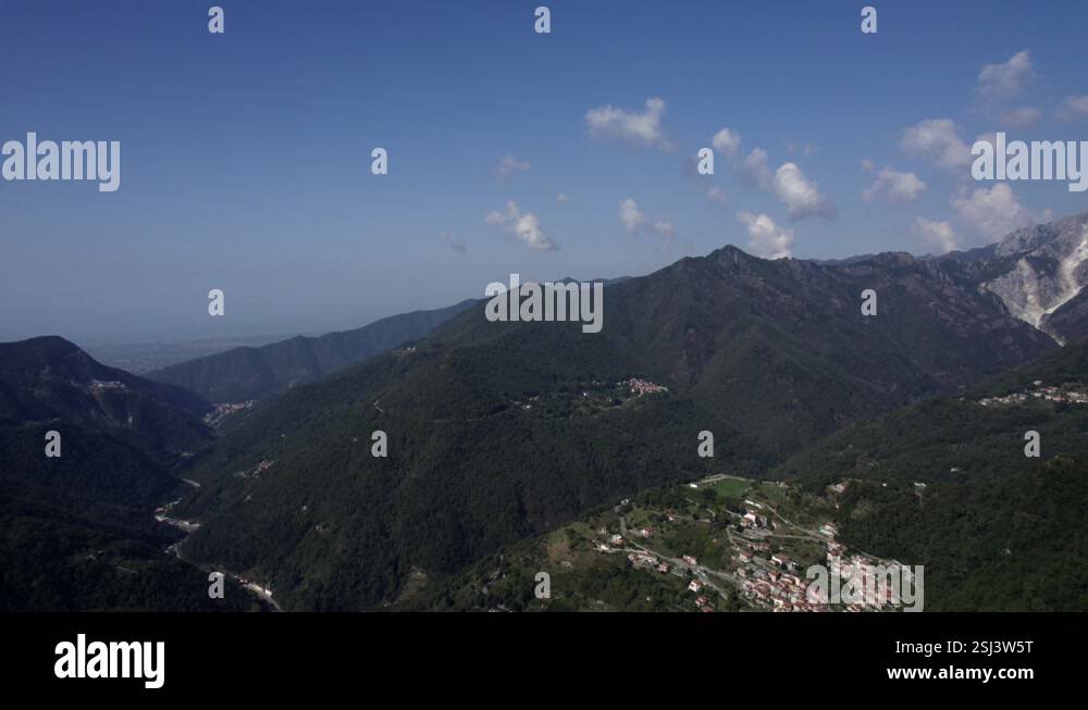 -SHOT: downhill front shot-DESCRIPTION: Frontal flight between ...