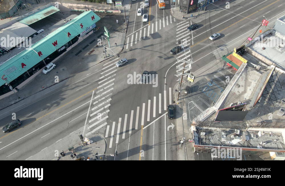 Car Intersection in Los Angeles, CA 4K, Cars moving and people walking ...