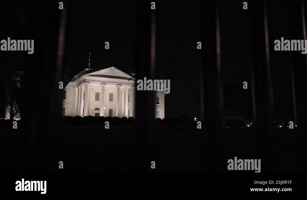 Wide angle motion to the right of the US Presidents home, the White ...