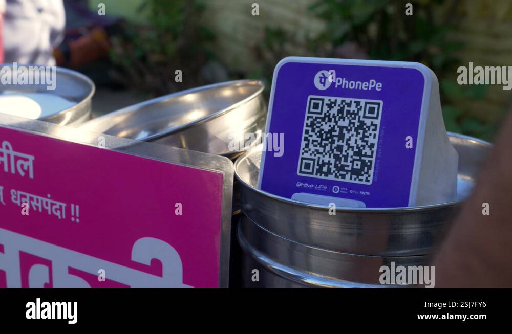 Indian street vendors accept digital payments using QR codes Stock ...