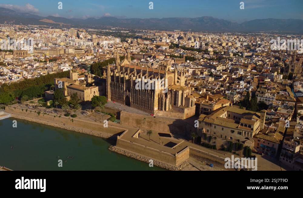 Short 4K slow arc shot of the Catedral-Basílica de Santa María de Stock ...