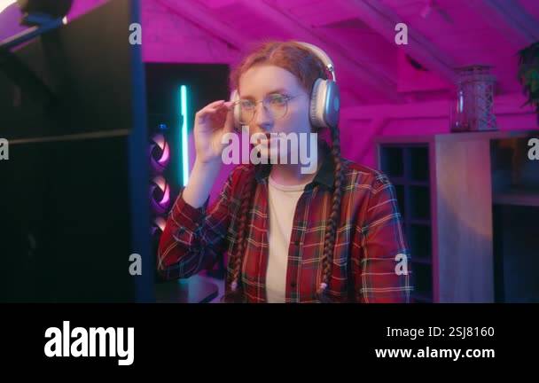 Streamer lady Stock Videos & Footage - HD and 4K Video Clips - Alamy