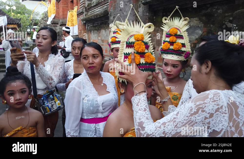 Rejang Dewa Dance girls wearing Sanggul on head and getting ready in ...