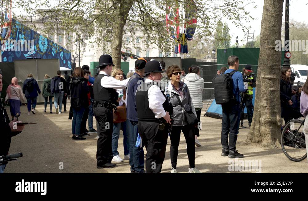 Police officers talking people Stock Videos & Footage - HD and 4K Video ...