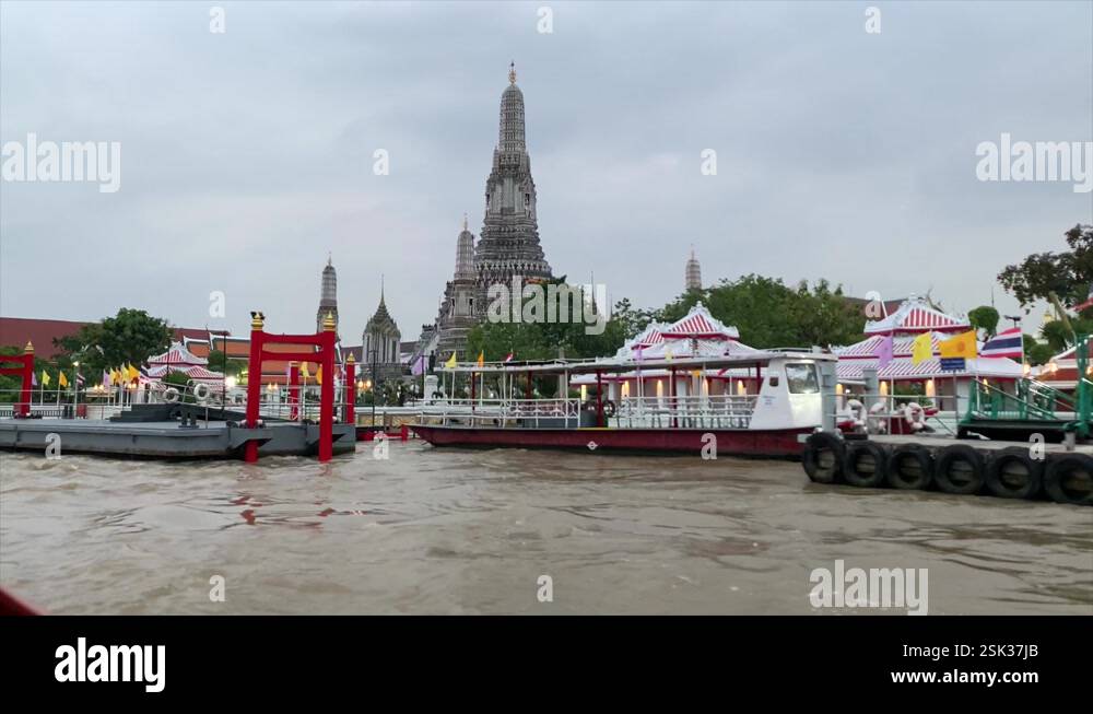Ride on the River Chao Phraya, seeing Wat Pho temple, Bangkok, Thailand ...