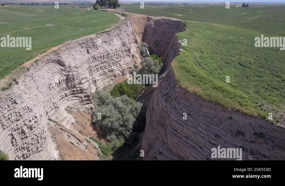 3-axis aerial movement: Man-made erosion accident dug a huge gully ...