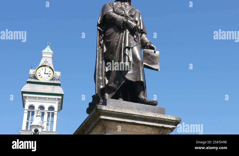 Statue isaac newton in Stock Videos & Footage - HD and 4K Video Clips - Alamy