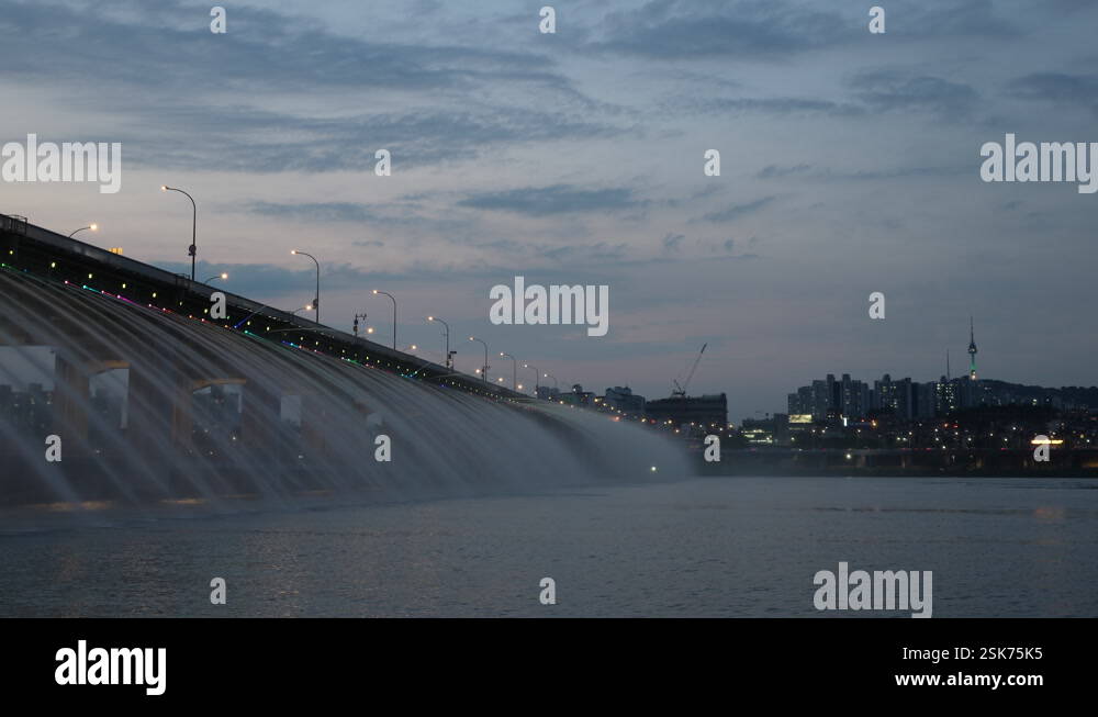 Rainbow fountain show at Banpo bridge in Seoul, South Korea Han ...