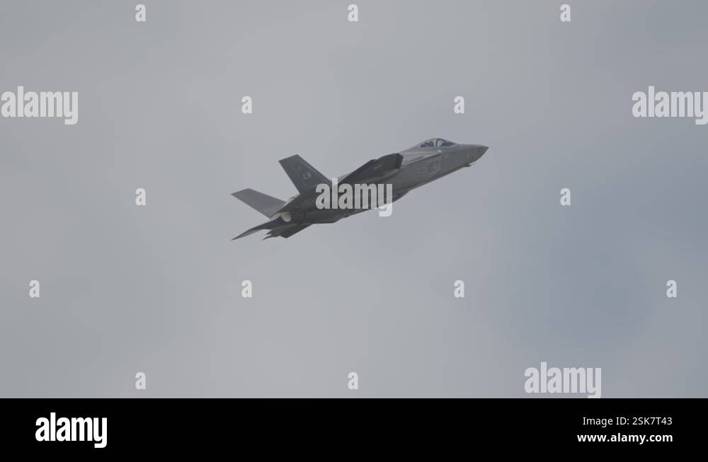 US Airforce F-35 stealth fighter jet during high speed flight and ...