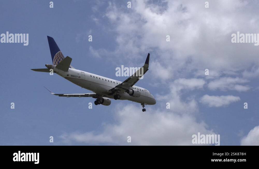 This is a video of United Airlines ERJ 175, landing at Houston IAH ...