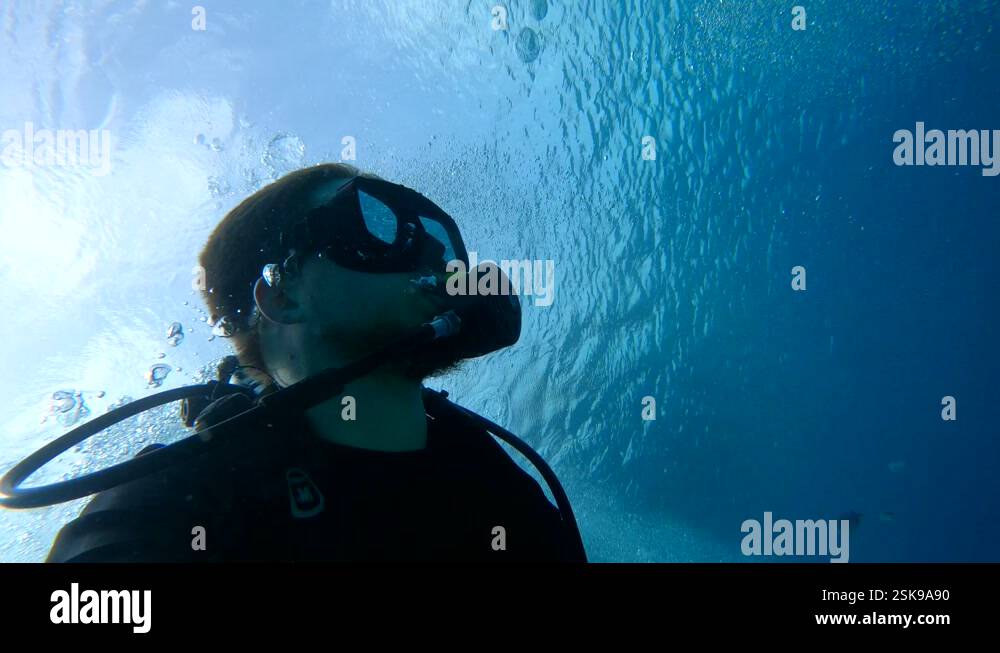 diver face, scuba diver man wearing a mask, scuba regulator and air ...