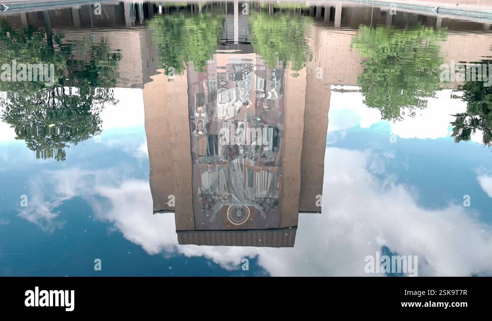 Hesburgh Library with World of Life mural, Touchdown Jesus and ...