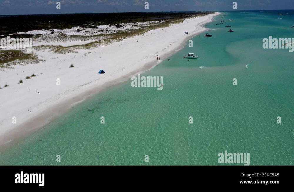 Seashore of Shell island on Florida’s Emerald Coast. Shell Island next ...