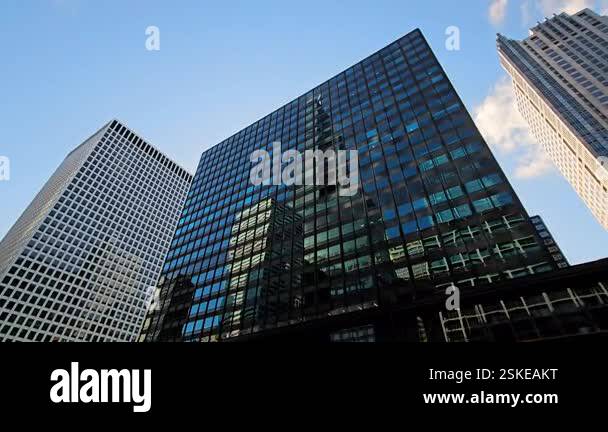 Modern skyscrapers reflecting sunlight in Chicago, Illinois, urban ...