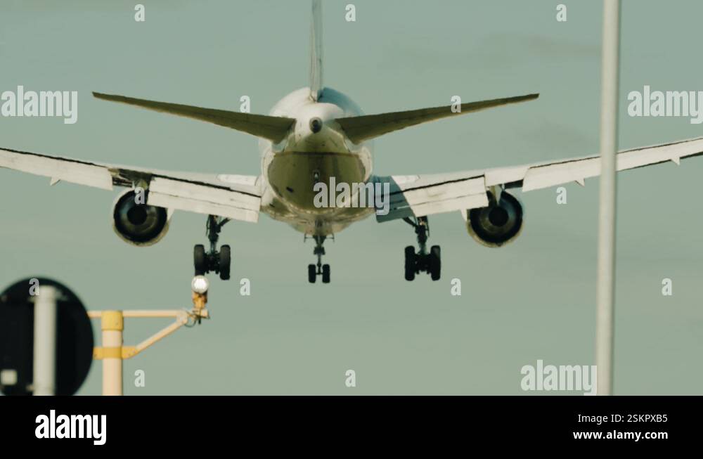 Boeing 787 landing airport Stock Videos & Footage - HD and 4K Video ...