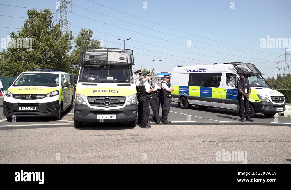 Met police officers stand Stock Videos & Footage - HD and 4K Video ...
