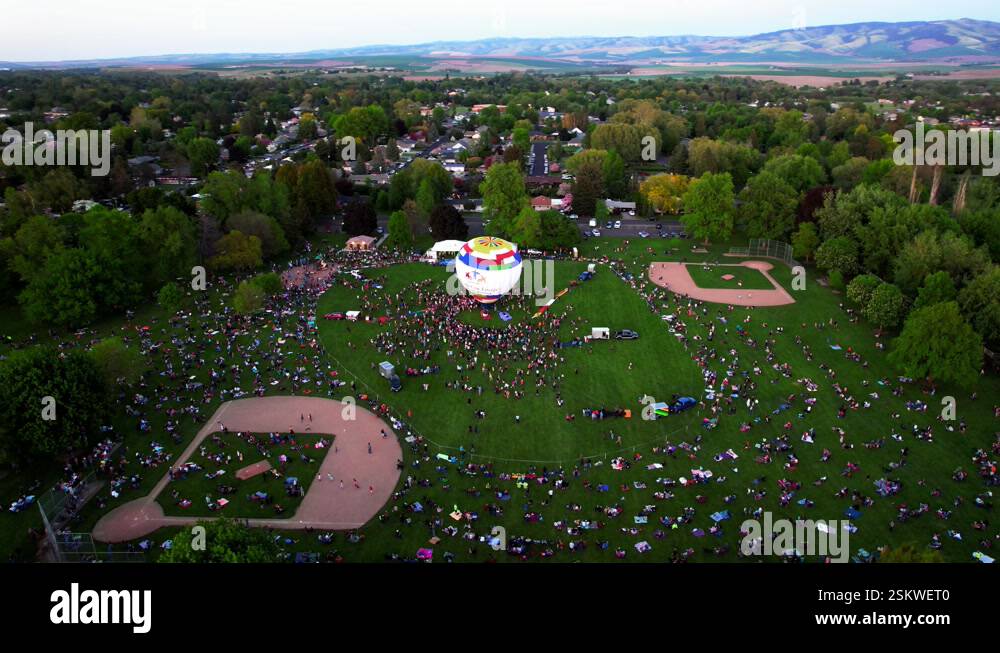 A large crowd gathers in a field for the annual Walla Wall Hot air ...