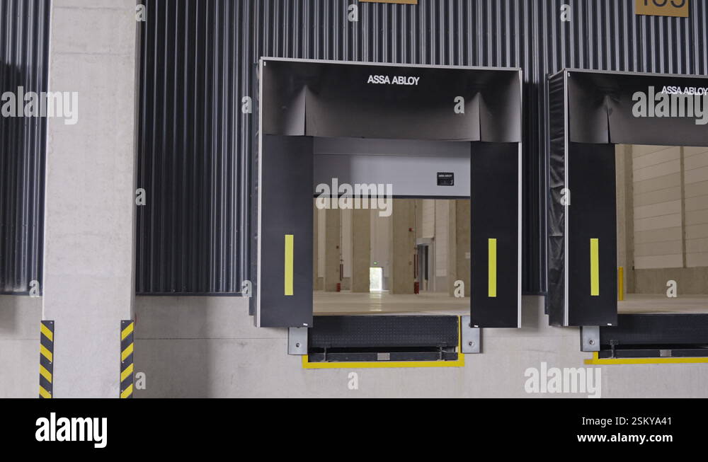 Loading bay door Stock Videos & Footage - HD and 4K Video Clips - Alamy