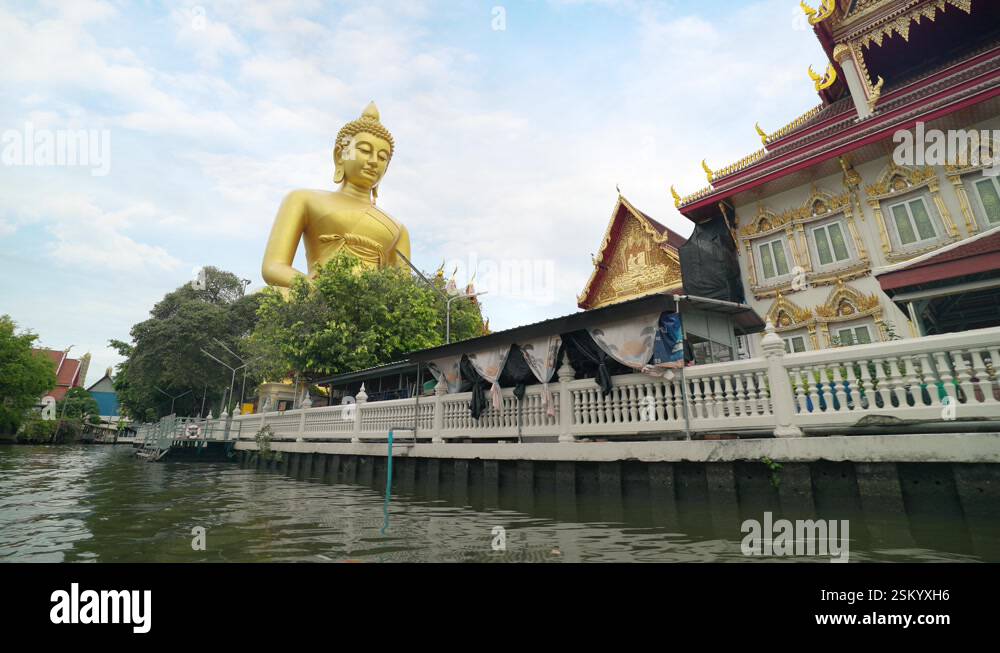 Giant buddha statue at the Wat Paknam Phasi Charoen temple in Bangkok ...