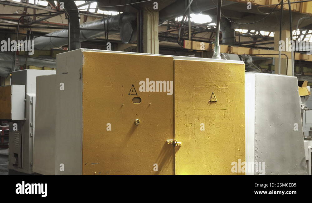 Metal closed sign Stock Videos & Footage - HD and 4K Video Clips - Alamy