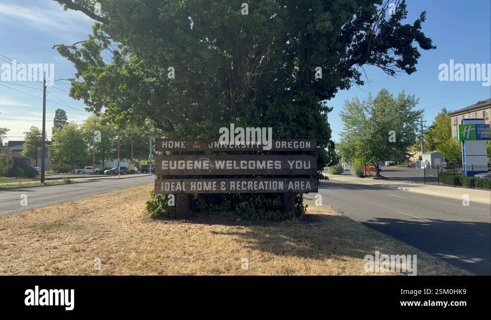 Wooden welcome sign to the University of Oregon on the side of the road ...