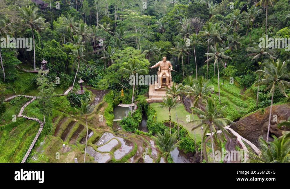 Statue of indonesian President Soekarno amid rice terraces of Alas ...