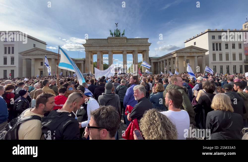 Berlin: Pro-Israeli solidarity rally for Israel at the Brandenburg Gate ...
