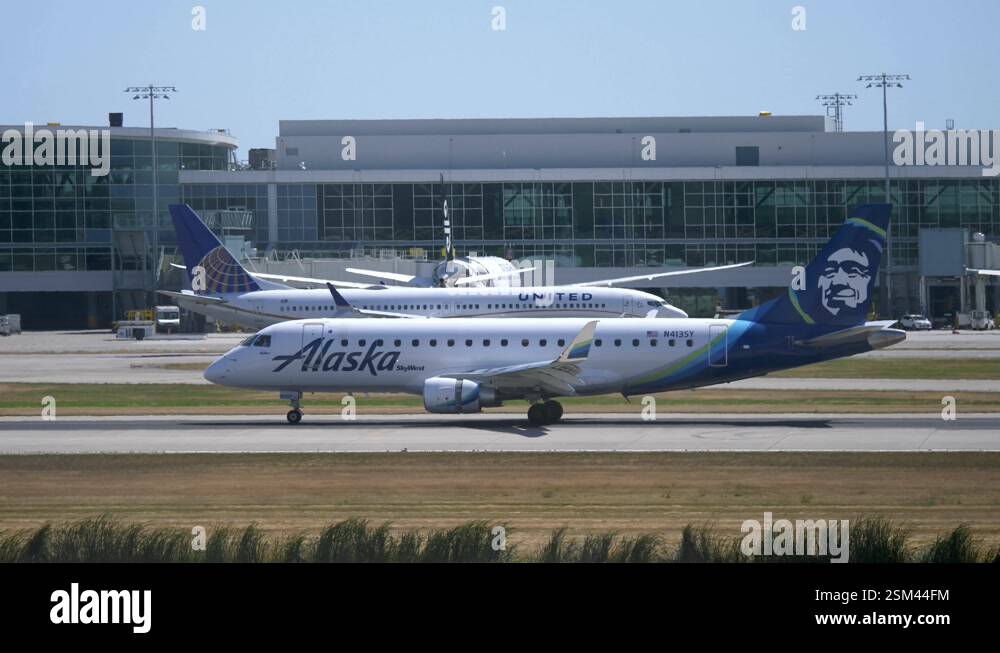 Embraer regional jet landing Stock Videos & Footage - HD and 4K Video ...