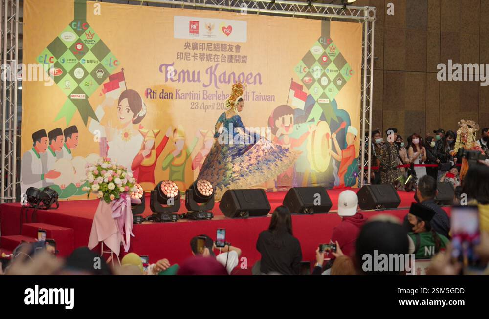 Outfit showcase Stock Videos & Footage - HD and 4K Video Clips - Alamy