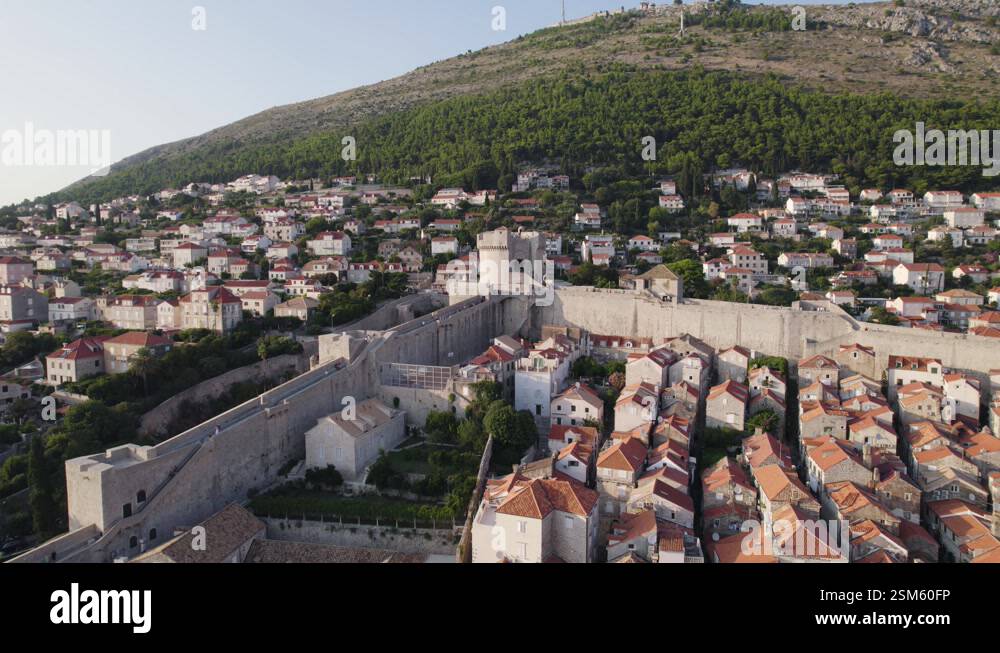 Iconic round Minčeta Tower fortress on Dubrovnik fortified stone wall ...