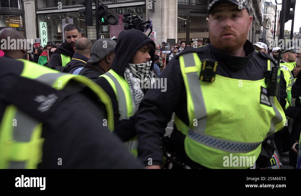 Metropolitan Territorial Support Group riot police wearing black ...