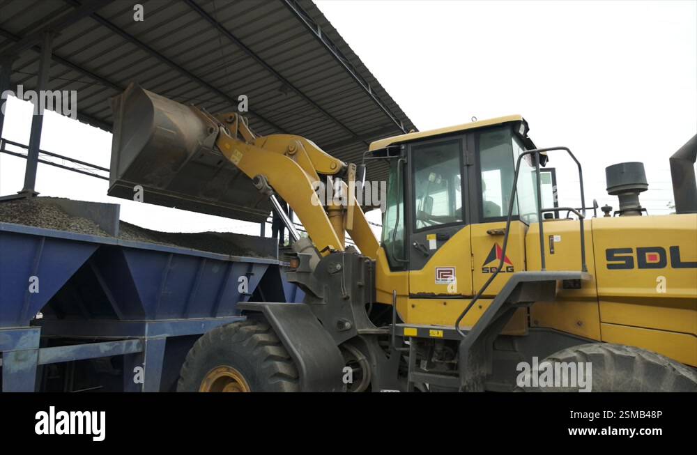 Wheel loaders transport aggregate material stock to the Cold Bin at the ...