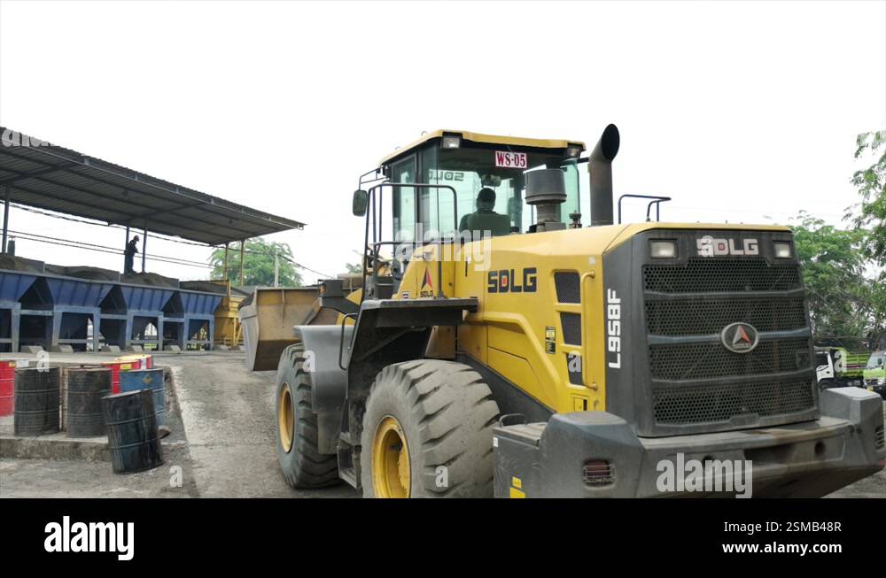 Wheel loaders transport aggregate material stock to the Cold Bin at the ...